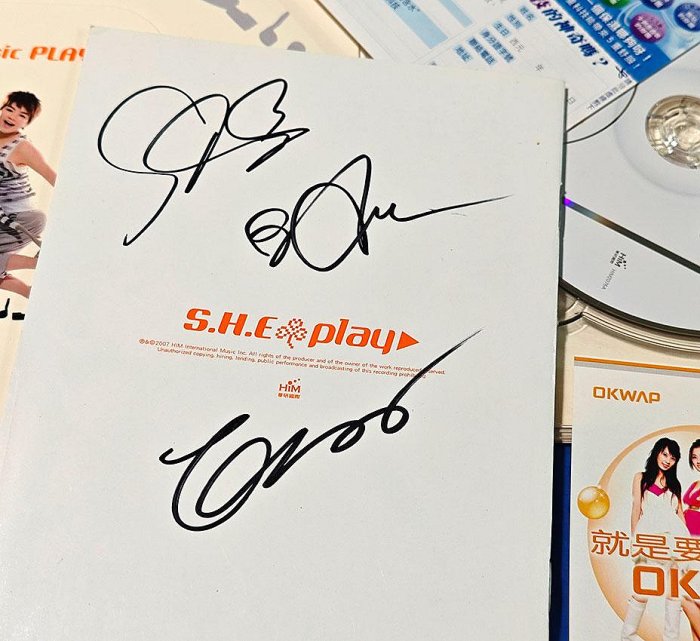 ｜親筆簽名CD｜→『S.H.E --- PLAY』首版CD+DVD帶側標【專輯所有附件齊全】 | Yahoo拍賣