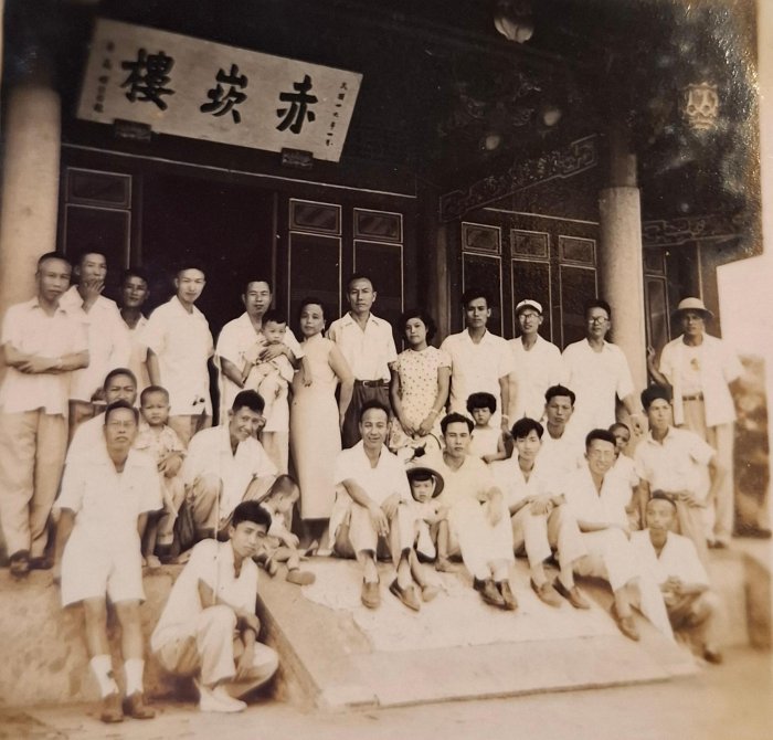 愛國大戲院柑仔店 早期照片( 早期服飾 老建築 台南赤崁樓紀念合影 現況賣)D 522 | Yahoo拍賣