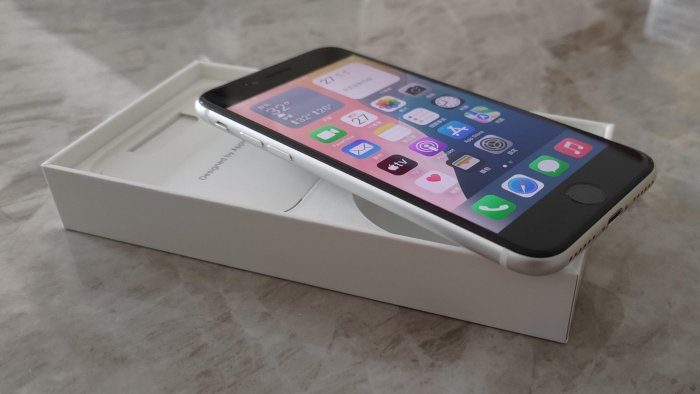 【一元起標】Apple iPhone SE2 128G 4.7吋 白 5G蘋果手機 id已登出 螢幕原彩 電池健康度100% 指紋辨識 品相新 ...