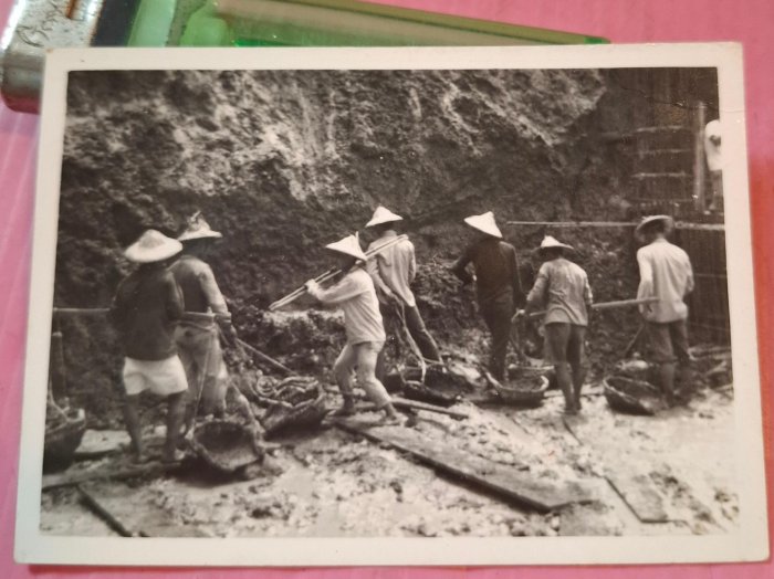 愛國大戲院柑仔店 早期照片( 早期服飾 施工工人˙ 現況賣)W 930 | Yahoo拍賣