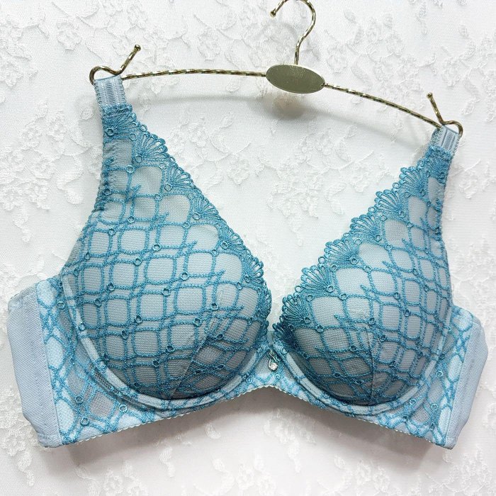 👙水袋Triumph黛安芬：36/80C💗婷の二手內衣💗水袋厚罩杯。 | Yahoo拍賣