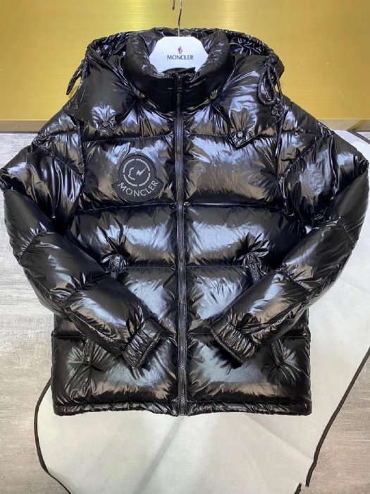 翡翠王.一元起標 全新 男女同款 MONCLER 黑色 背面地球圖案連帽羽絨外套 M碼 標多少賣多少 | Yahoo拍賣