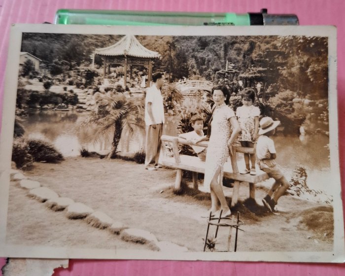 愛國大戲院柑仔店 早期照片( 早期服飾 旗袍 紀念合影 現況賣)D 357 | Yahoo拍賣