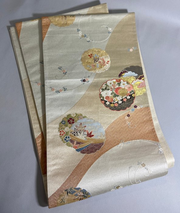 【古玩輕鬆拍】日本極上品 最頂級 京都《西陣織》米白紗綾底 鏡嵌彩渦金朱色垂花菊楓立體繡 和服腰帶/茶席/袋帶 附紙盒608-17D | Yahoo拍賣