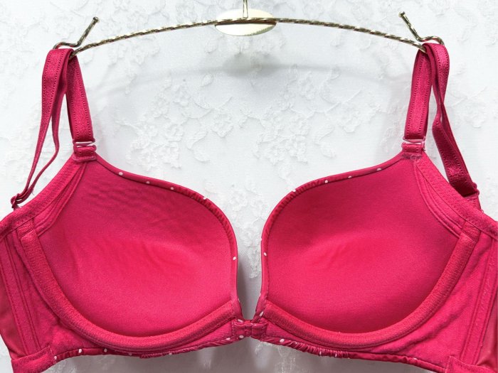 👙Easy Shop：36/80C💗婷の二手內衣💗厚罩杯。(洗標已剪) | Yahoo拍賣