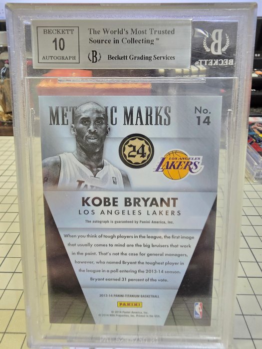 2013 Titanium Metallic Marks Kobe Bryant 卡面簽名 限量49 | Yahoo拍賣