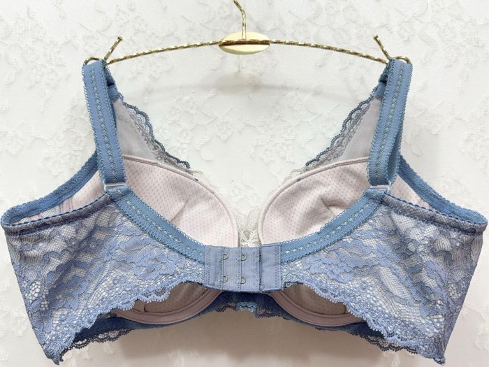 👙Ladies蕾黛絲：36/80D💗婷の二手內衣💗厚罩杯。(洗標已剪) | Yahoo拍賣