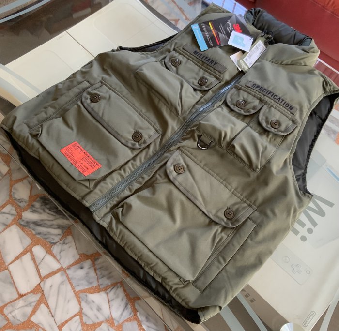 全新 izzue army 軍綠色 雙面穿 防潑水 軍裝 羽絨背心 1元起標 | Yahoo拍賣