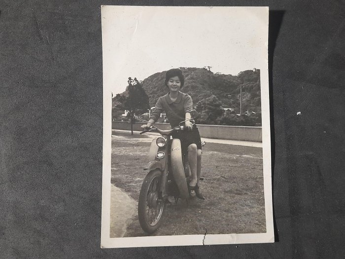 早期時髦少女騎本田小狼機車合影..老照片0124.103 | Yahoo拍賣