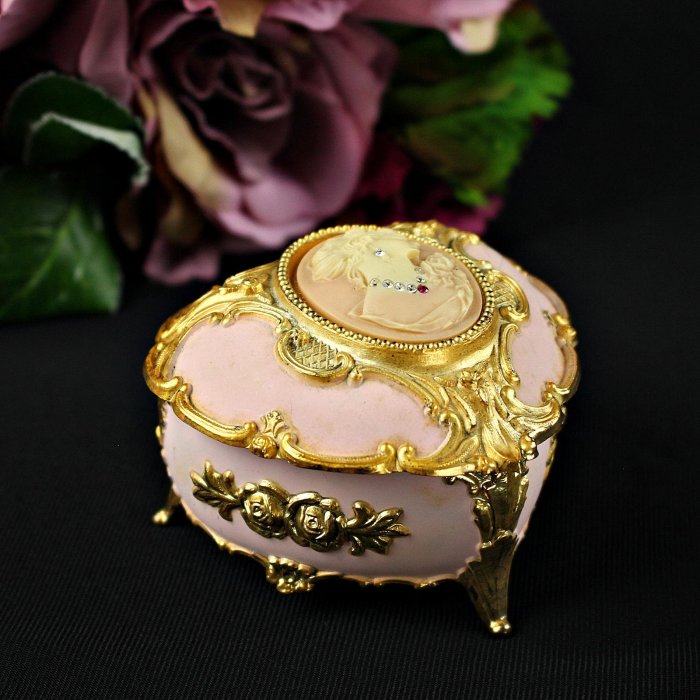 【桑園の】日本製 歐式浮雕 愛心音樂盒 施華洛世奇水鑽 首飾盒 (委託品) D 5018 B15 | Yahoo拍賣