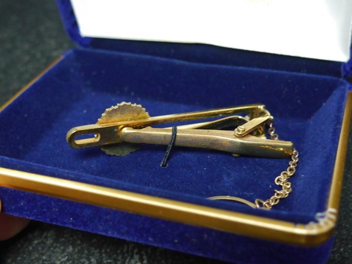 【阿輝の古物】紀念章/胸針/徽章_一等服務獎章 法務部調查局敬贈 夾_盒裝_兩件合售_#E38 | Yahoo拍賣