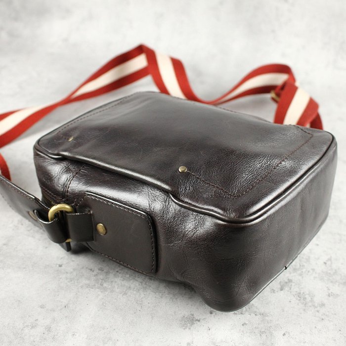 【桑園の】二手真品 義大利製 BALLY 頂級厚牛皮 經典紅白織帶 俐落方包 中性 斜背包 D 5245 | Yahoo拍賣