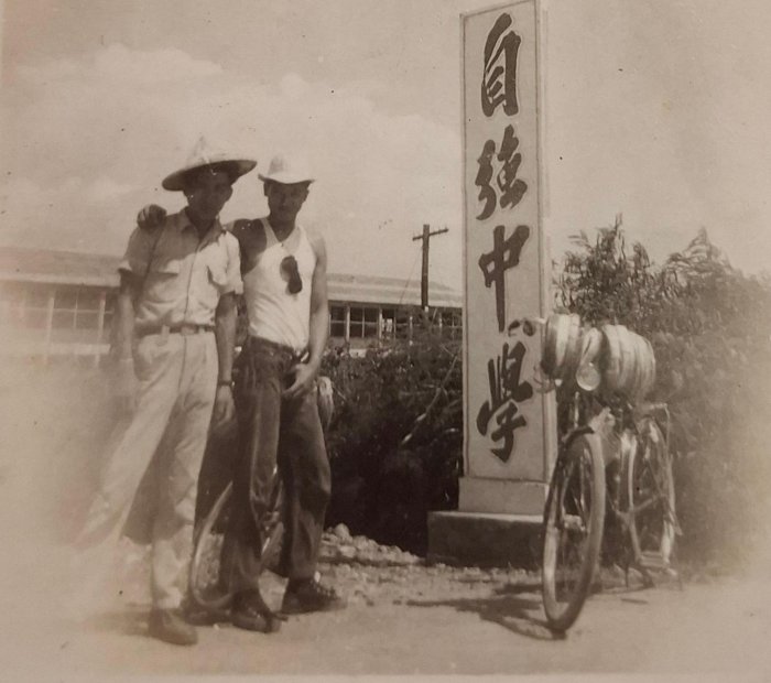 愛國大戲院柑仔店 早期照片( 早期服飾 自強中學 腳踏車 紀念合影 現況賣. )M198 | Yahoo拍賣