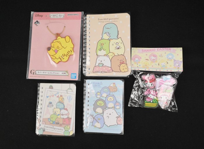 《玖隆蕭松和 挖寶網E》HELLO KITTY 迪士尼 角落小夥伴 卡通 筆記本 原子筆 筆芯 夾子 文具用品 一批 (11350) | Yahoo拍賣