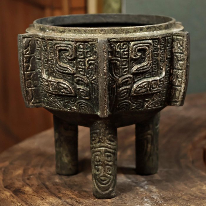 【桑園の】老件收藏 青銅器 三角鼎 饕餮紋 銅器 香爐 薰香爐 (委託品) T 4276 A02 | Yahoo拍賣