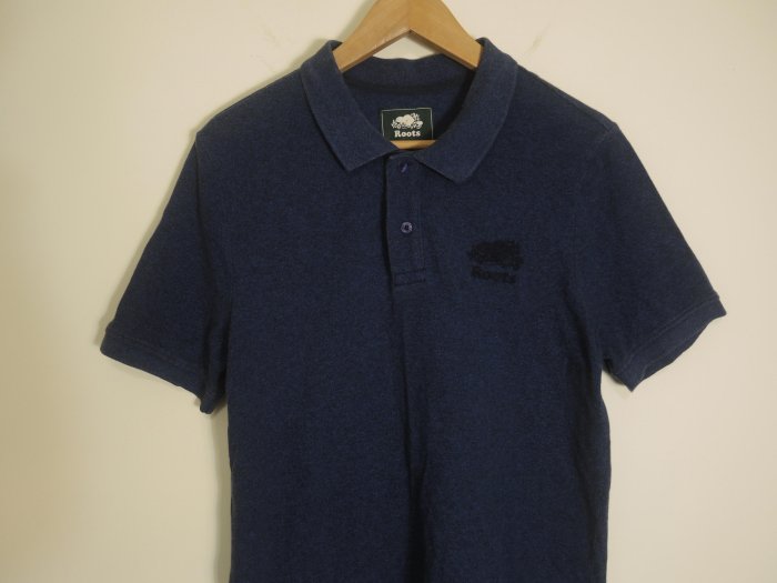 Furugi Shop 加拿大品牌 ROOTS 海狸 雜訊深藍 絨布LOGO 短袖POLO衫 一元起標 1G629 | Yahoo拍賣