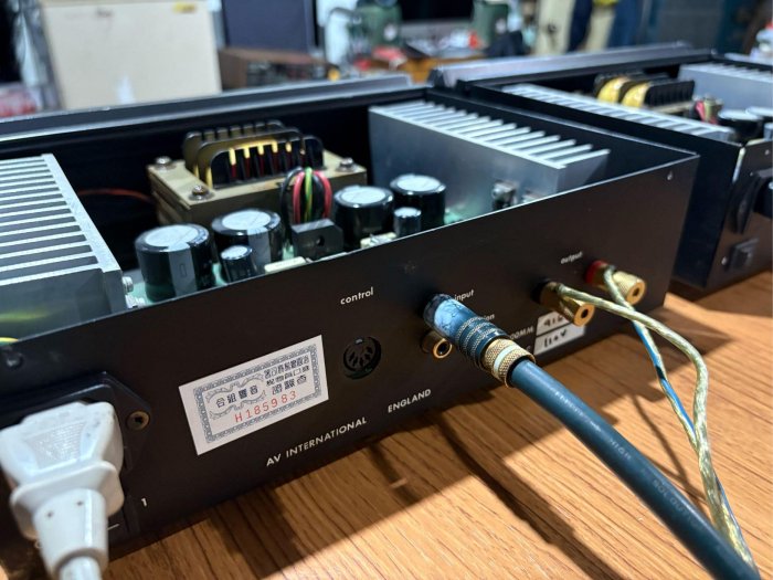 低價起標！零件機..英國製avi s2000mm mono後級擴大機一對..573 | Yahoo拍賣
