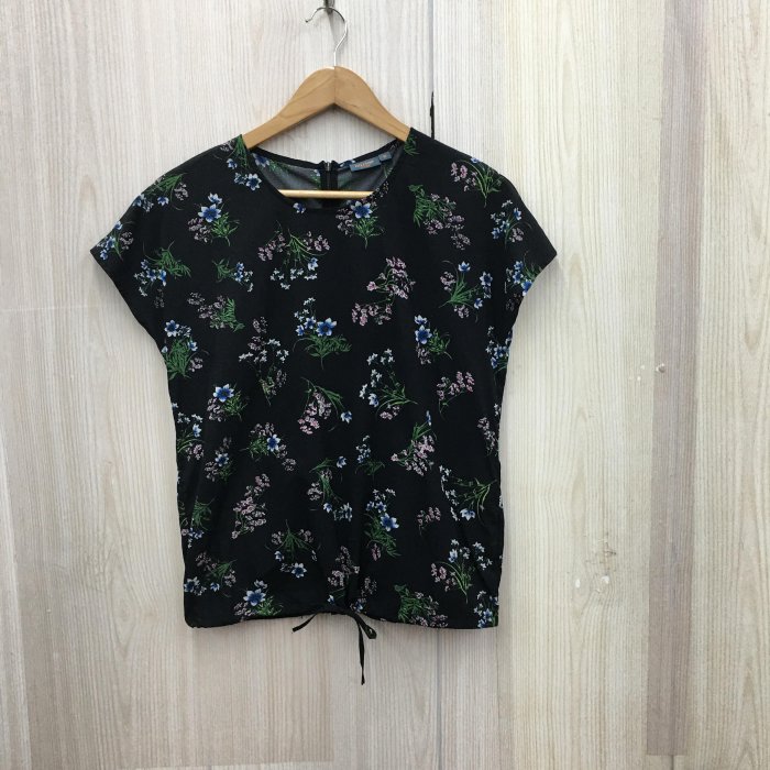 【愛莎＆嵐】HILLTOP 女 黑色碎花造型短袖上衣/M 11405 05 | Yahoo拍賣