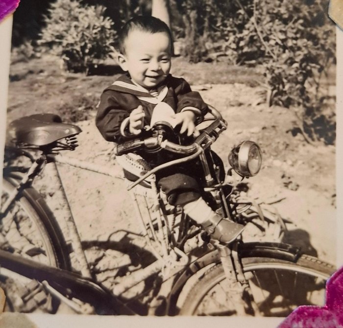 愛國大戲院柑仔店 早期照片(早期服飾 腳踏車 現況賣)D 187 | Yahoo拍賣