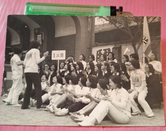 愛國大戲院柑仔店 早期照片(早期服飾 民國63年 校慶啦啦隊 紀念合影 現況賣)D 136 | Yahoo拍賣