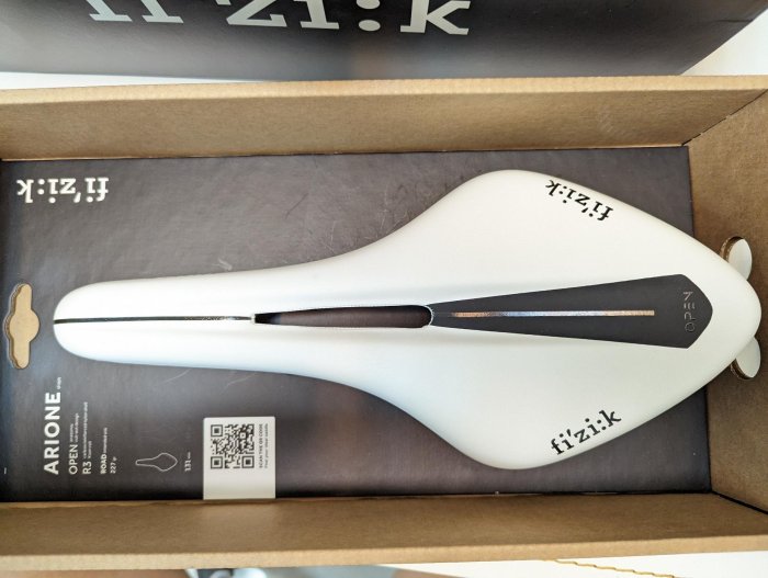 FIZIK ARIONE R3 OPEN 227g, 131mm寬, 白色坐墊, 二手(僅安裝一次上訓練台後即拆卸, 不適合我的坐骨寬) ,盒 ...