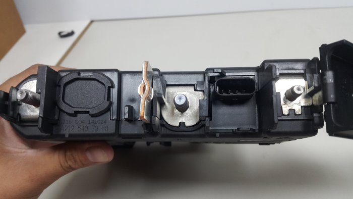 W212 S212 W218 CLS 2009- F32 保險絲盒 蓄電池 電瓶控制器 發電機 安全氣囊用 (賓士原廠貨 ...