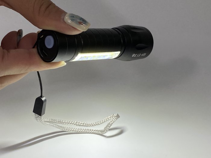 【居寶屋】精選 隨身型 迷你 強光手電筒 XPE超亮燈芯 三段式調光 智能USB充電 附收納盒 一元起標無底價 D724 | Yahoo拍賣