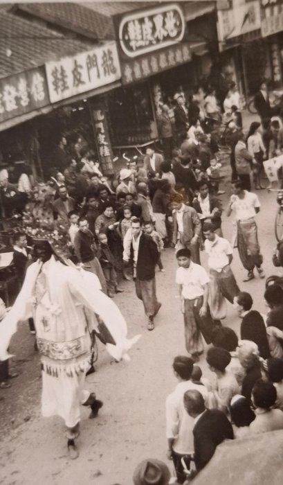 愛國大戲院柑仔店 早期照片( 早期服飾 臺灣習俗.北港? 繞境 老建築 商店 現況賣)Z 032 | Yahoo拍賣