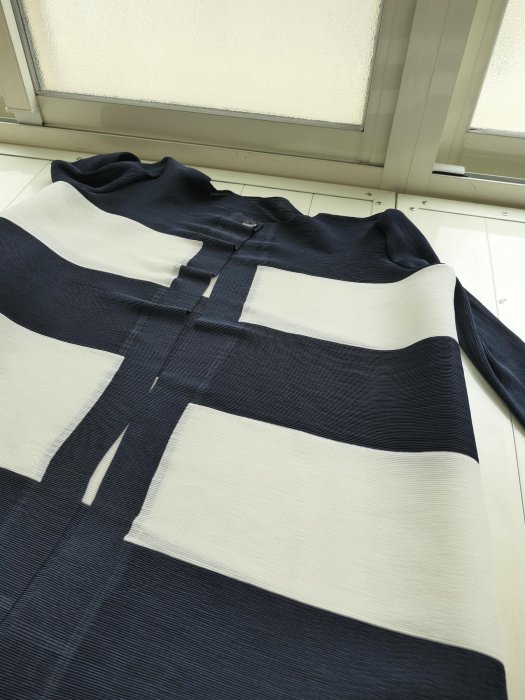 no brand 藍白撞色 三宅一生風格 皺皺 氣質 名媛風 單釦 罩衫 薄外套 一O一元起標無底價 | Yahoo拍賣