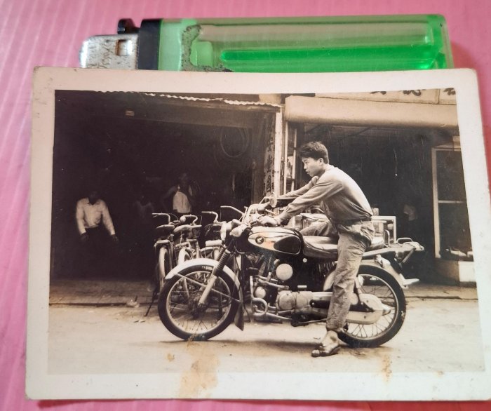 愛國大戲院柑仔店 早期照片(早期服飾 本田機車 現況賣)A 795 | Yahoo拍賣