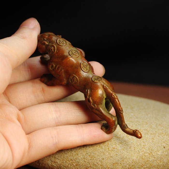 【桑園の】金錢豹 掌中把件 109g 銅雕 書道具 筆架 筆擱 紙鎮 架 Q 6326 | Yahoo拍賣