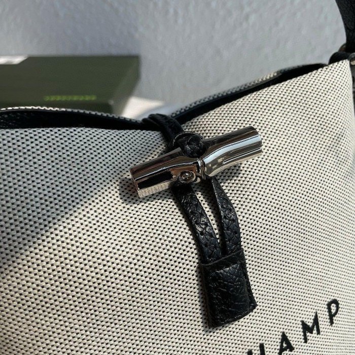 LONGCHAMP Essential Toile 象牙白 竹節水桶包 精緻質感 加厚帆布拼皮革 斜背包手提包 背帶可調整長度 隨身輕便 旅行 ...