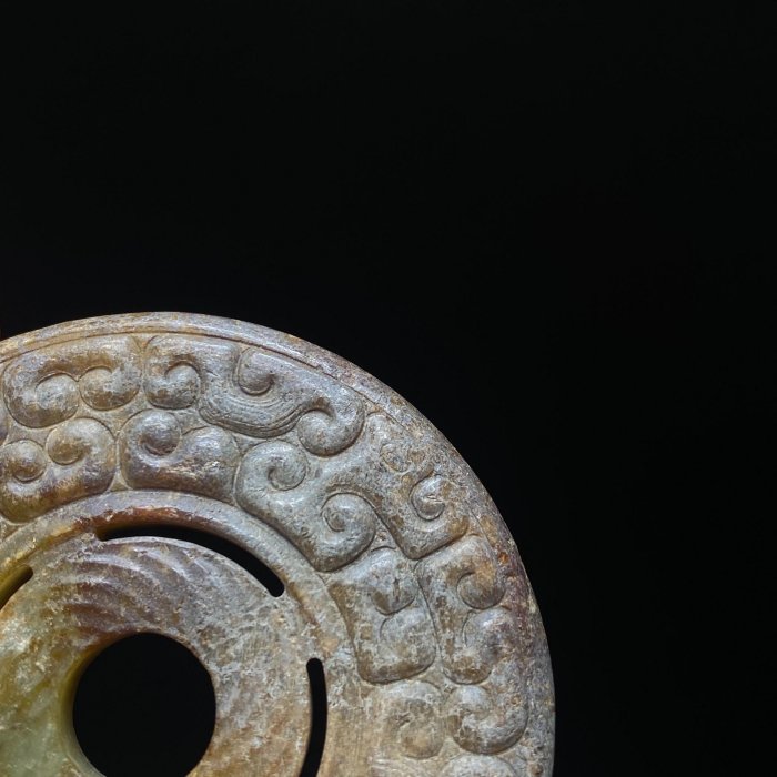 春秋滿工蟠虺紋玉璧，和闐青玉，玉質溫潤，部分受沁呈雞骨白，局部有黃褐色沁斑，沁色自然老熟， | Yahoo拍賣