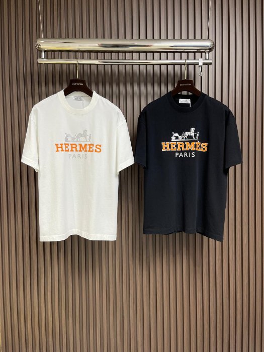 Hermes 2025SS春夏新款 頗具藝術色彩主題設計圓領短袖T恤，主題印花整體的配色頗具藝術色彩 上身就能體會主題帶來年輕與時尚感 看是簡約印花 | Yahoo拍賣