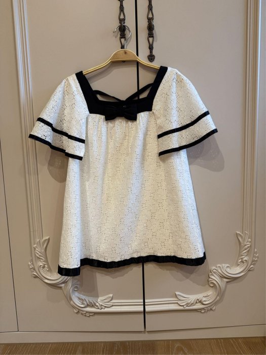 Sogo購 U’re 黑白撞色 可愛氣質雕花蕾絲緞帶 後綁帶蝴蝶結 公主傘擺短袖上衣 mk ined snidel fray id 23區 lily brown | Yahoo拍賣