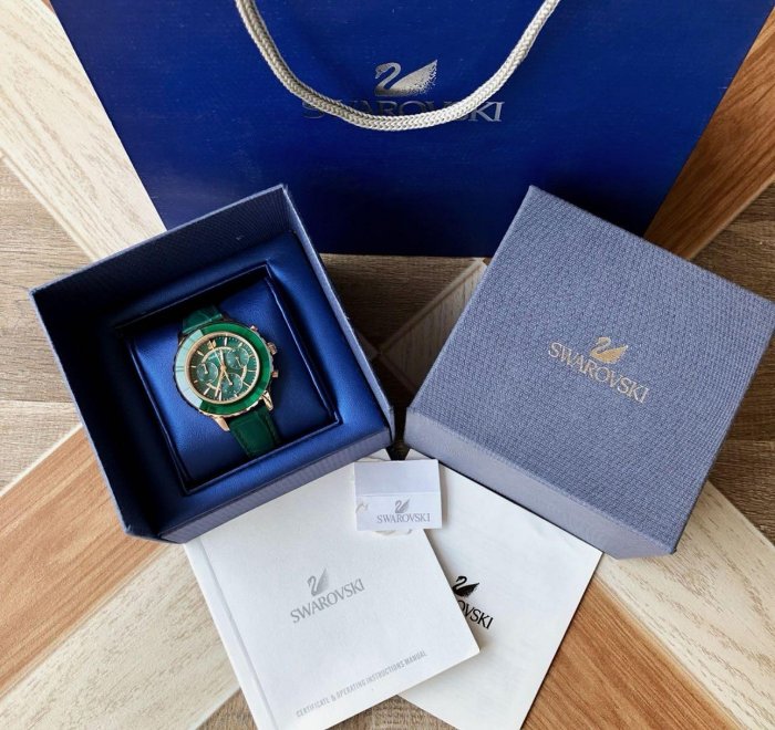 SWAROVSKI Octea Lux Chrono綠色錶面盤 綠色皮革錶帶 石英 三眼計時 女士手錶 5452498 施華洛世奇腕錶 ...