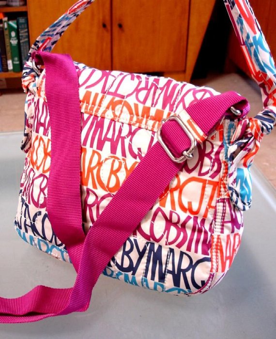 物品新 雅痞款 義大利Marc Jacobs MJ 女性 Logo鋼牌 +彩色字母刺繡 防水布 寬帶 側背 斜背 兩用包(特價真品) 35cm | Yahoo拍賣