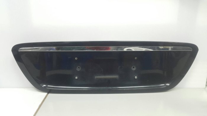 BENZ W220 1998-2002 (前期) 牌照板座 後箱蓋 後廂蓋 飾板 後行李箱 (外匯) (黑色) 2207500081 ...