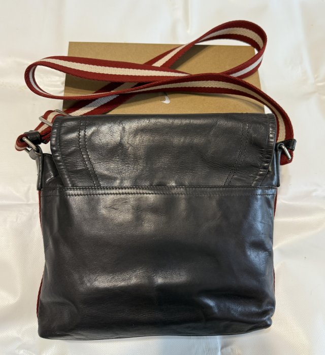 二手真品 瑞士 BALLY 咖啡色頂級牛皮 經典 紅白織帶 大容量 中性休閒時尚 斜背包 一元起標無底價 | Yahoo拍賣