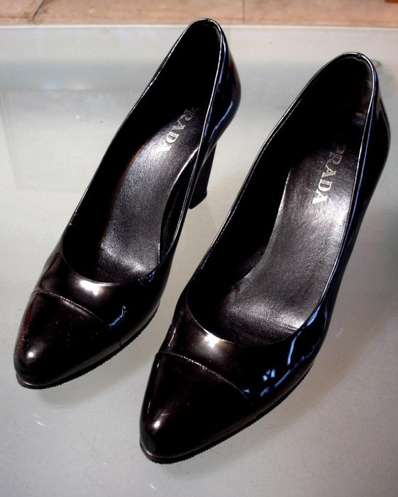 品相佳 高級歐款 義大利Prada 女性 黑色厚牛皮 固定型 歐式高跟鞋 (特價真品) 23.5 cm | Yahoo拍賣