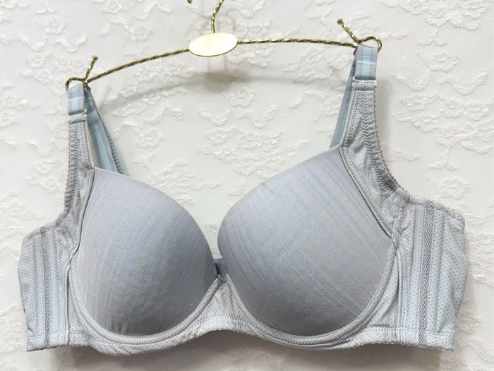 👙Triumph黛安芬：36/80C💗婷の二手內衣💗厚罩杯。(洗標已剪) | Yahoo拍賣