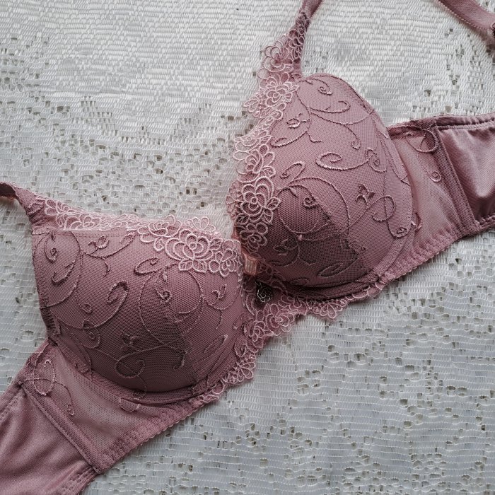 ＊二手美品＊9B0A*BE0【華歌爾~俏咪系列~粉色上衣】~70C~直購390元~ | Yahoo拍賣