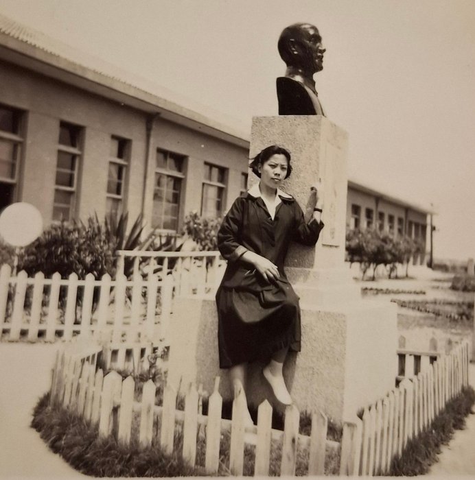 愛國大戲院柑仔店 早期照片(早期服飾 老建築 銅像 現況賣)B 048 | Yahoo拍賣