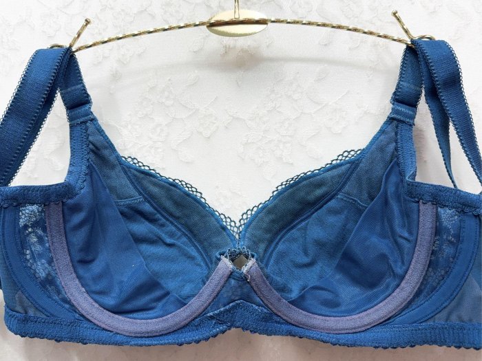 👙Ladies蕾黛絲：34/75D💗婷の二手內衣💗薄罩杯。(洗標已剪) | Yahoo拍賣