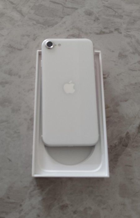 【一元起標】Apple iPhone SE2 128G 4.7吋 白 5G蘋果手機 id已登出 螢幕原彩 電池健康度100% 指紋辨識 品相新 ...