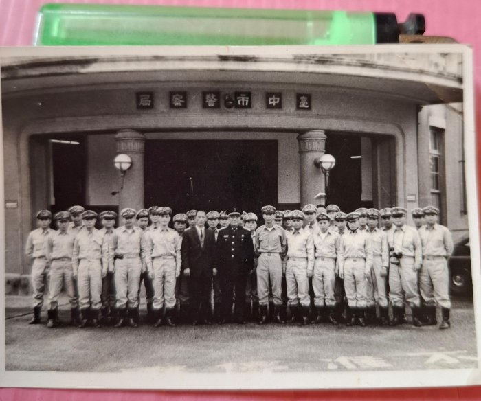 愛國大戲院柑仔店 早期照片(早期服飾 制服 新竹市義勇消防隊? 警察? 臺中市警察局 )B 661 | Yahoo拍賣