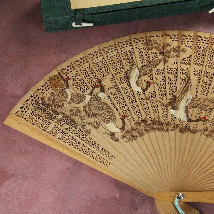 【桑園の】早期 中國工藝 高檔木製扇子 松鶴圖 23cm(收起) 木製骨架 涼扇 手繪 簍空 梅樹紋 賞件 K 7266 | Yahoo拍賣