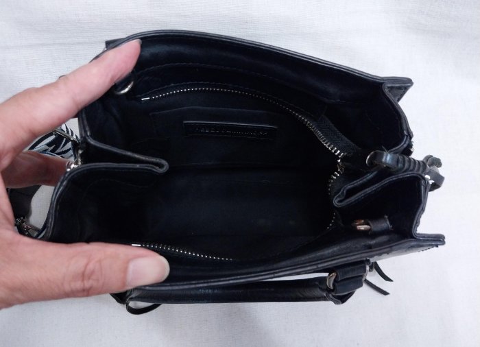 夢想 名牌精品包 !! 包況不錯 Rebecca minkoff 低調黑 2WA 全皮 寬背帶 機車小斜背包 手提袋 限時99元起標 三件商品或滿千免運 | Yahoo拍賣