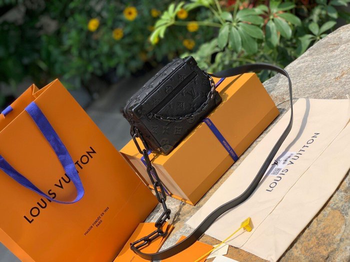 『RP精品』Louis Vuitton 路易威登 LV 黑色老花壓印 盒子包 mini soft trunk | Yahoo拍賣