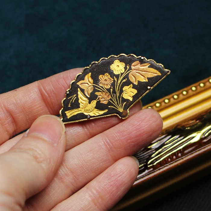 【桑園の】日本 古董飾品 大馬士革工藝 金象嵌 純手工 文藝復興 花鳥 扇型 胸針 Q 4040 | Yahoo拍賣